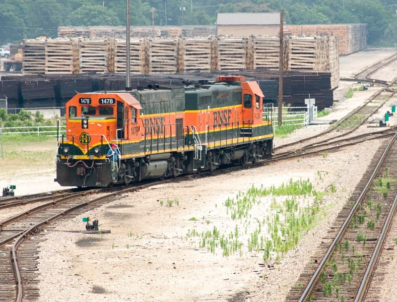 BNSF 1478 & 1336 move onto a different track to clear the way for an outbound through train.
